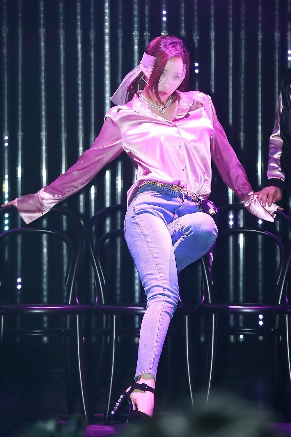 Korean singer Park Hyomin wears jeans - iNEWS