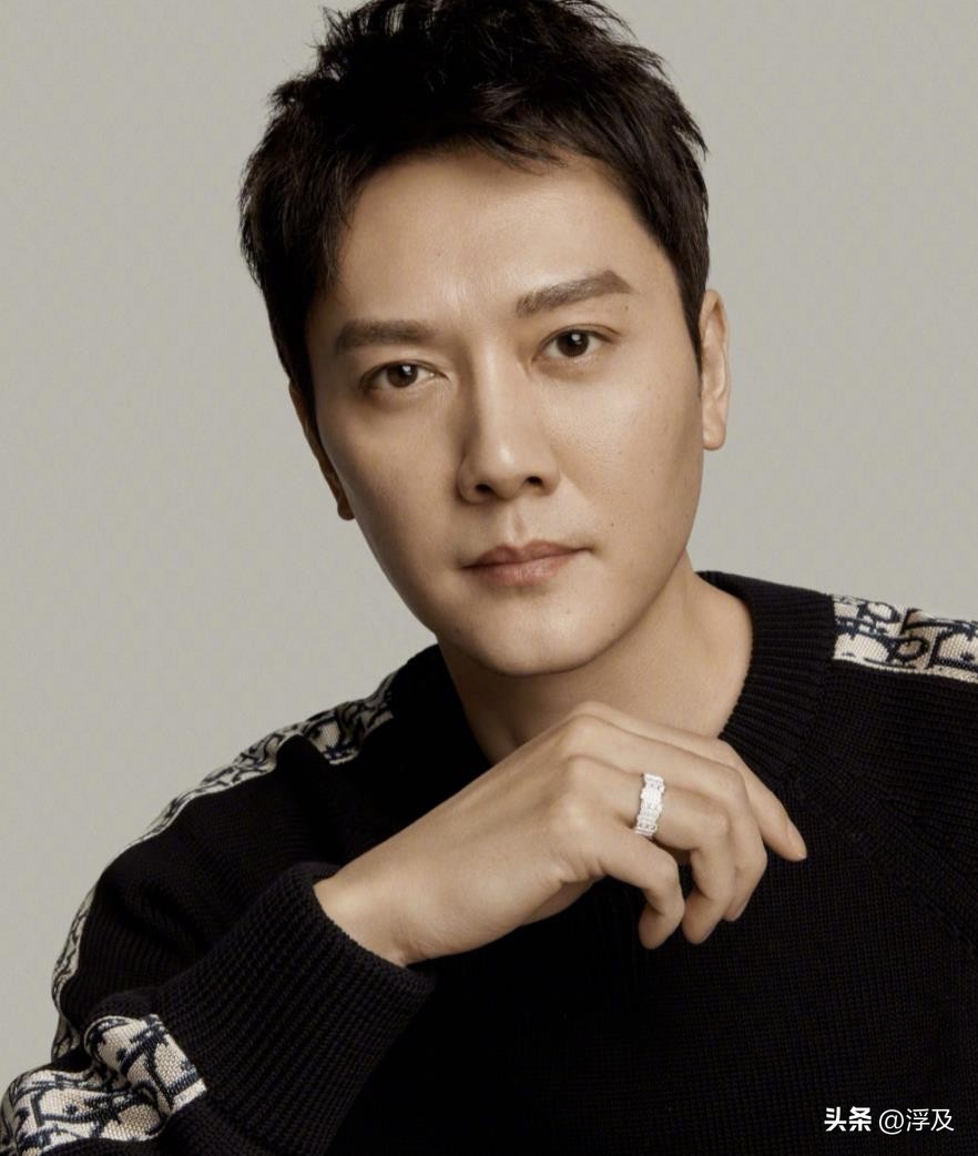 Feng Shaofeng watches the light show with his son, thinks about ...