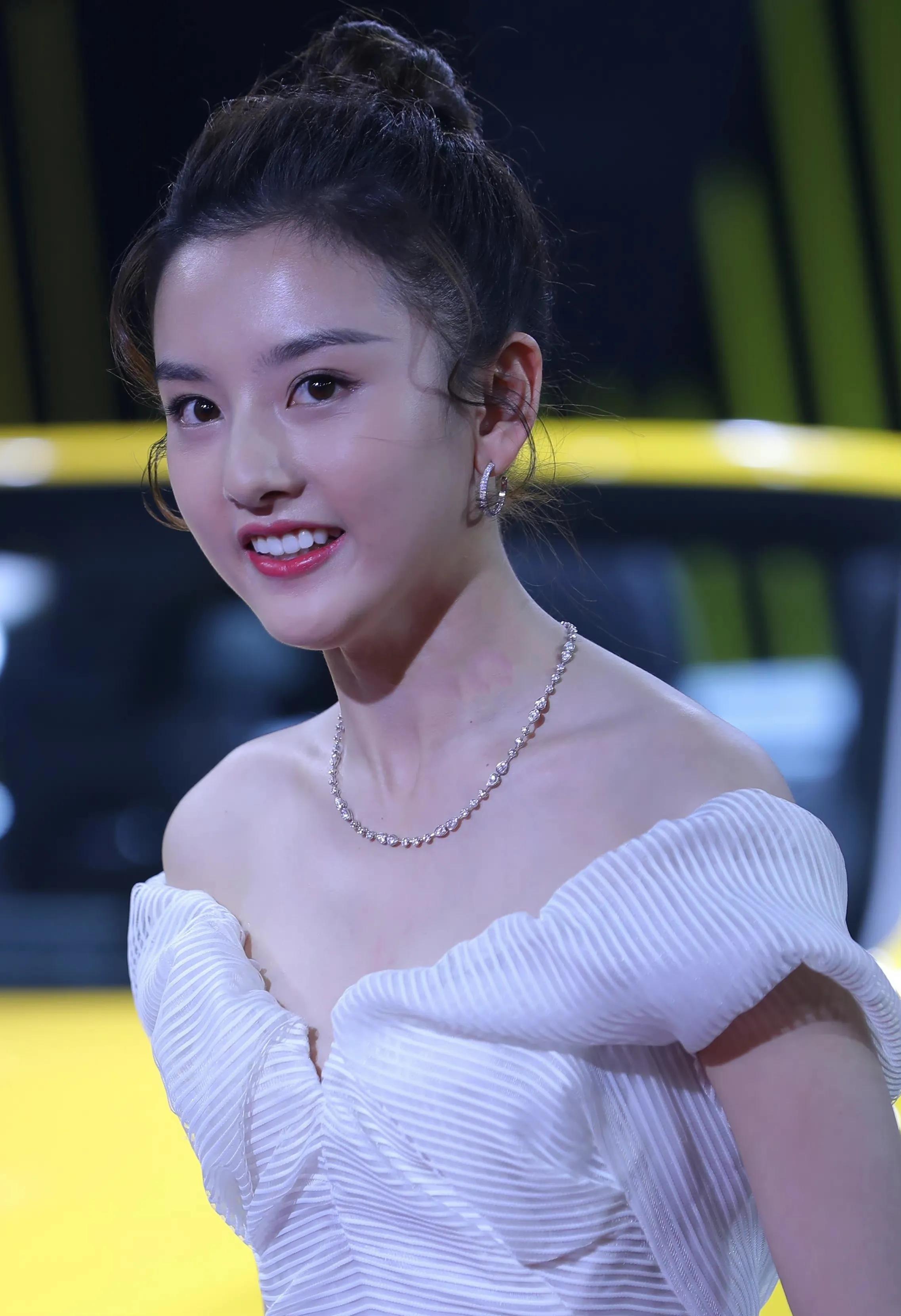 Song Zuer is really white!The blue veins on the jade feet burst out ...