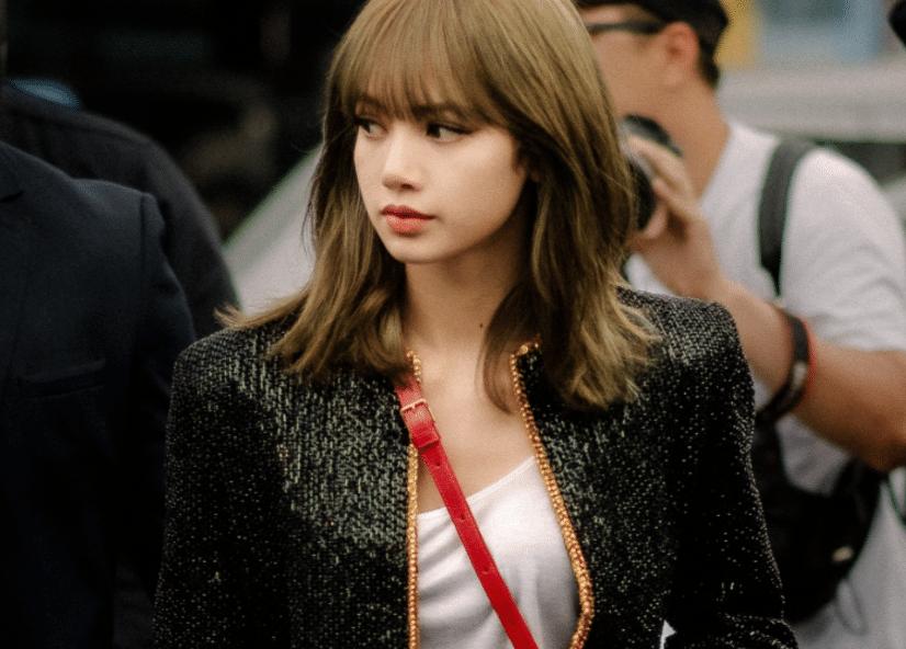 Lisa exposed the behind-the-scenes of the concert, squirming under her ...