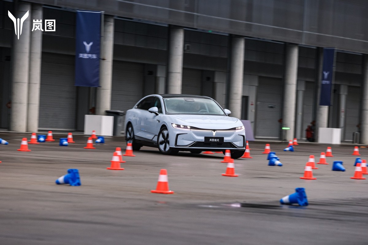 Lantu chasing light and Audi A6L compete with each other, who is the ...