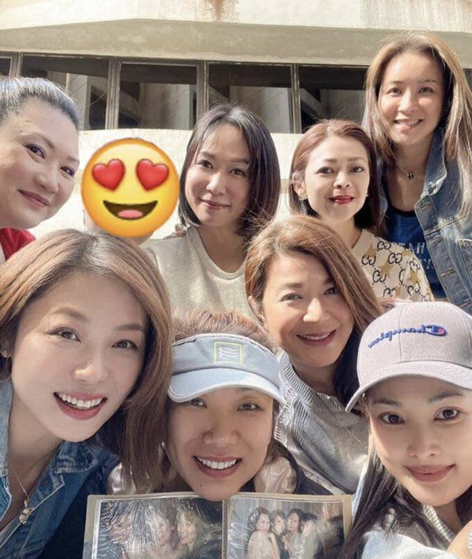 In the 1990s, Hong Kong sisters gathered for a group photo! Some people ...