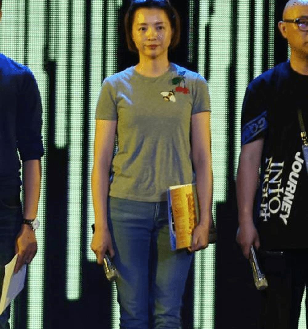 Dong Qing was photographed on the street. Without makeup and many ...