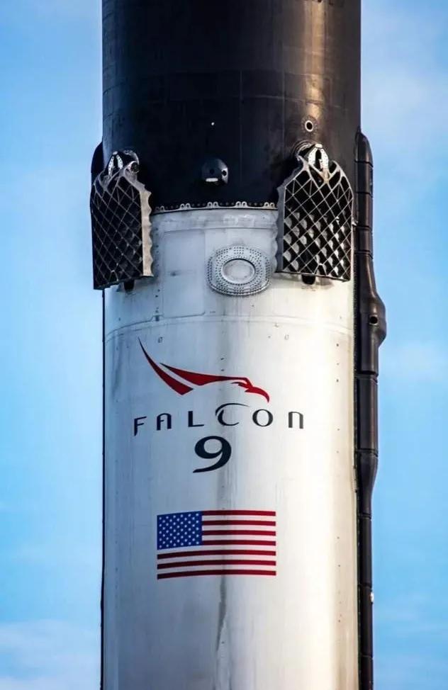 Comparing the two most powerful rockets in active service in the world ...