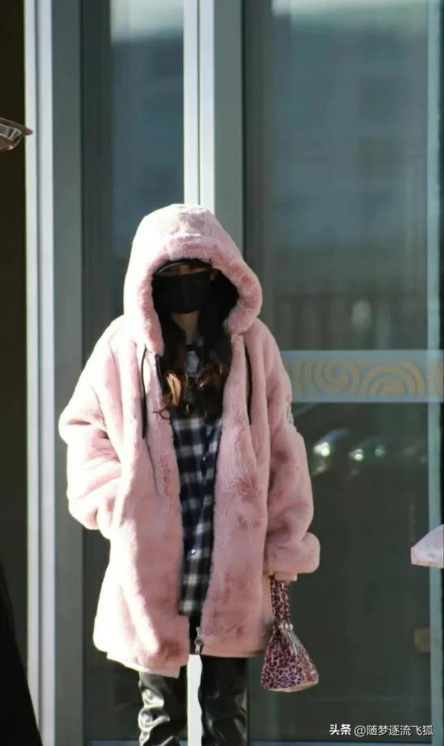 Yang Mi's latest airport style exposed wearing a pink plush jacket to ...