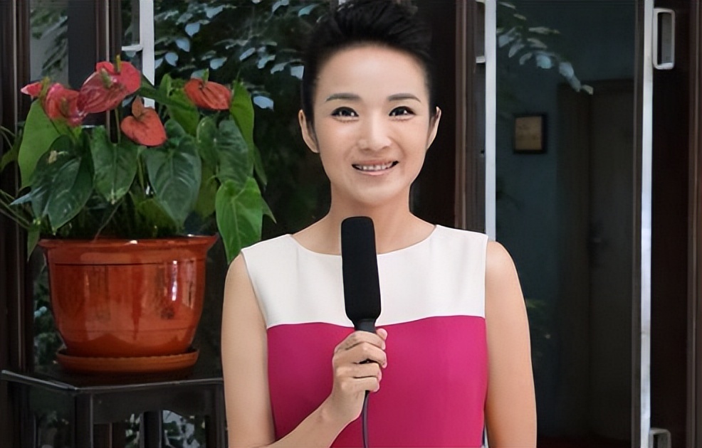 She is a beautiful host of CCTV. She married a mysterious husband in a ...
