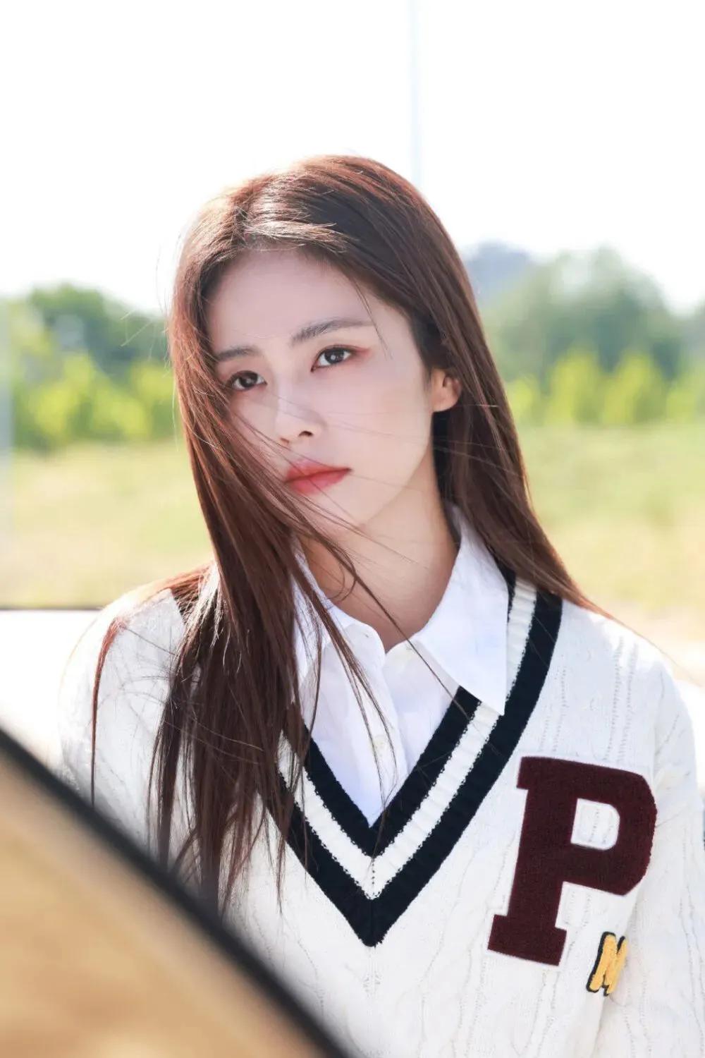 Bailu, with collagen all over his face, brushed eyes, superb acting ...