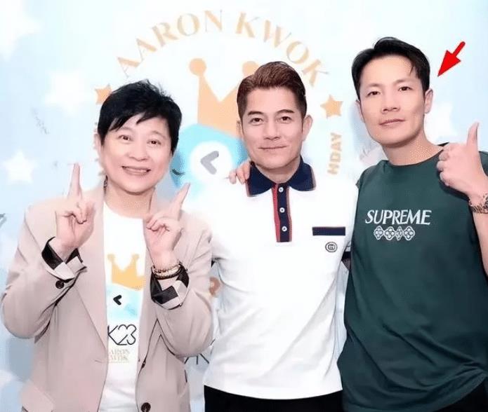 58-year-old Aaron Kwok's birthday party, Qiu Shuzhen rarely appeared in ...