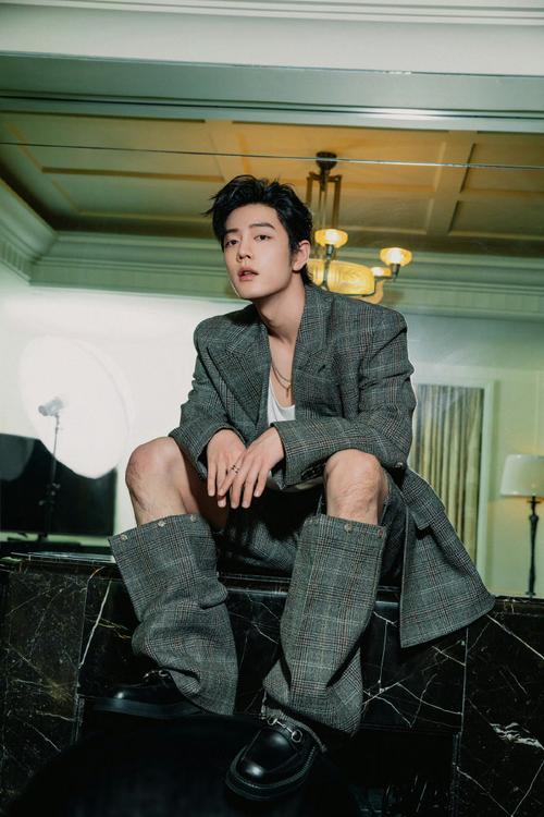 Xiao Zhan chooses a fashionable new outfit again, the ripped pants are ...