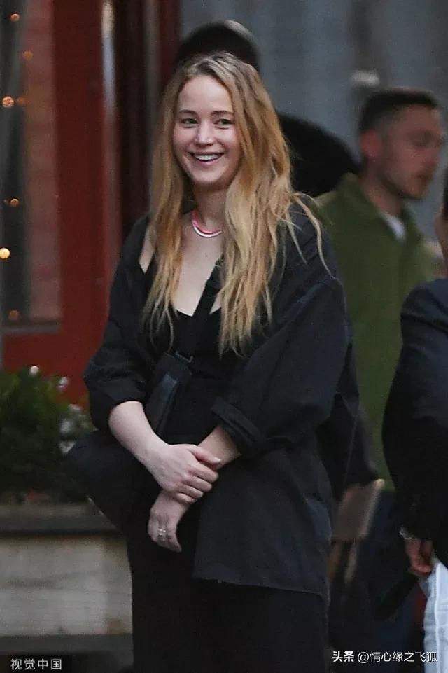 "Big Cousin" Jennifer Lawrence and her husband go out for a walk arm in ...