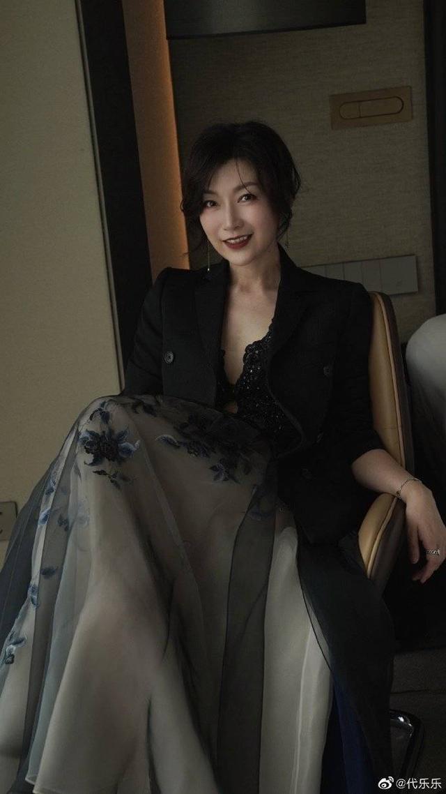 Her husband is Yu Baimei, a well-known director, and the "not popular ...