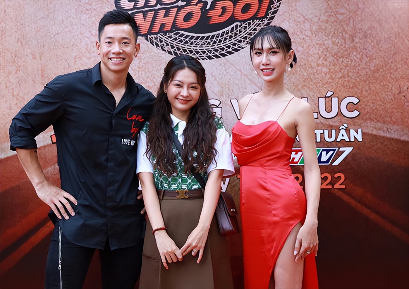 Transgender singer Link Lee shows off her body in a red off-the ...