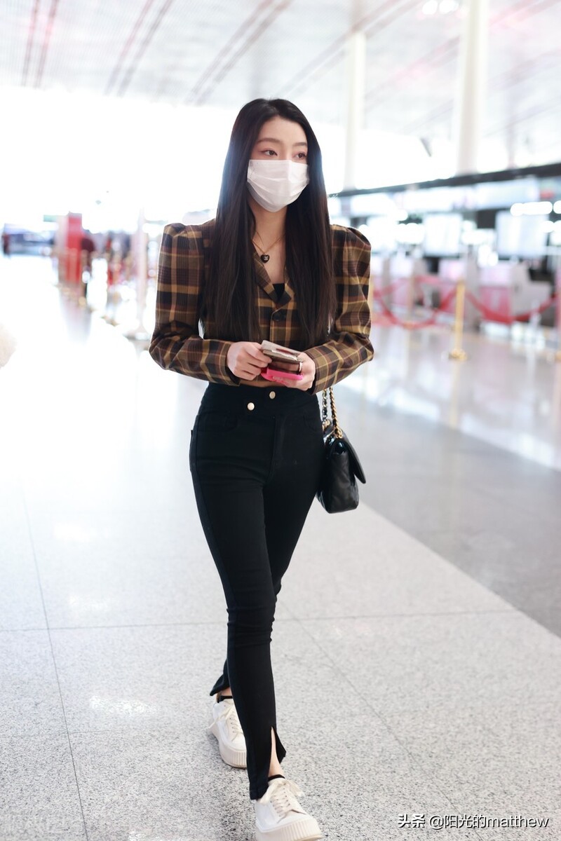 Li Ziting departs from Beijing Airport to show her beautiful legs in ...