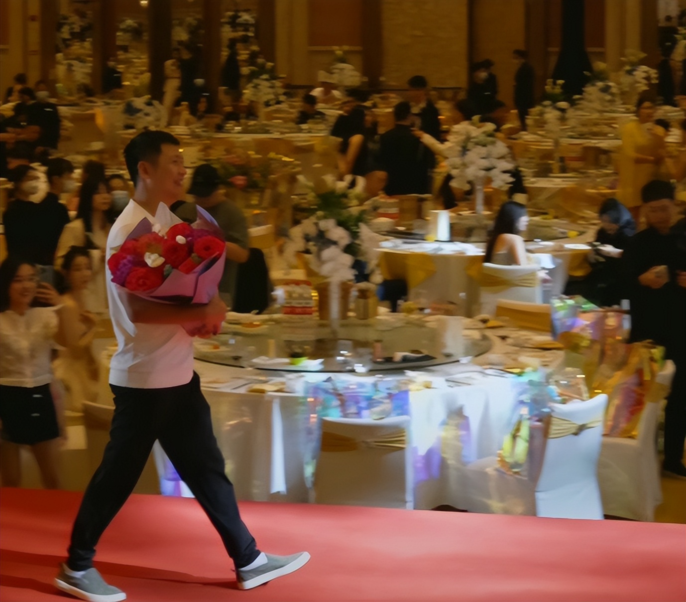 Internet celebrity rich lady Cici holds a family banquet, Aunt Xue and ...