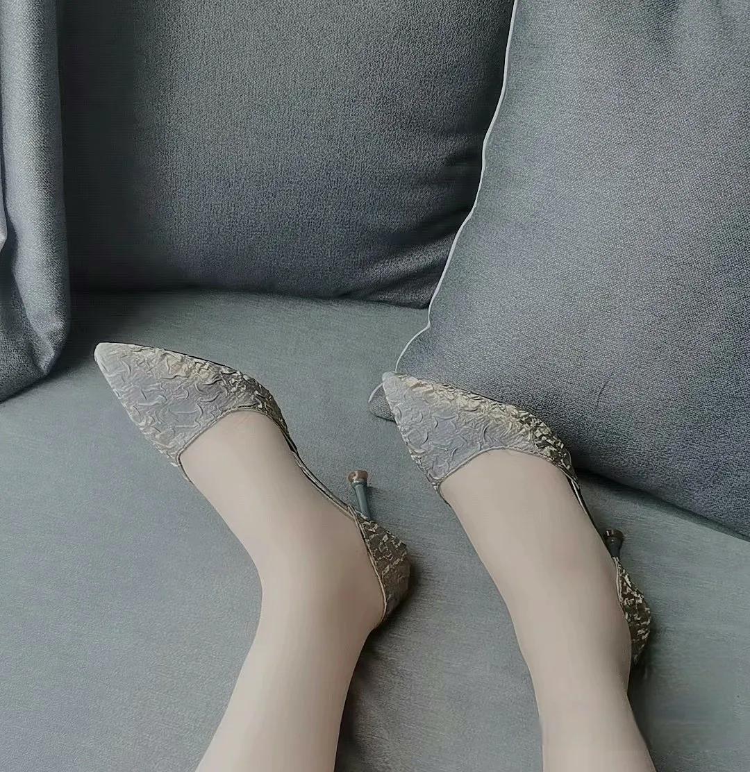 The imagination of light gray high heels - iNEWS