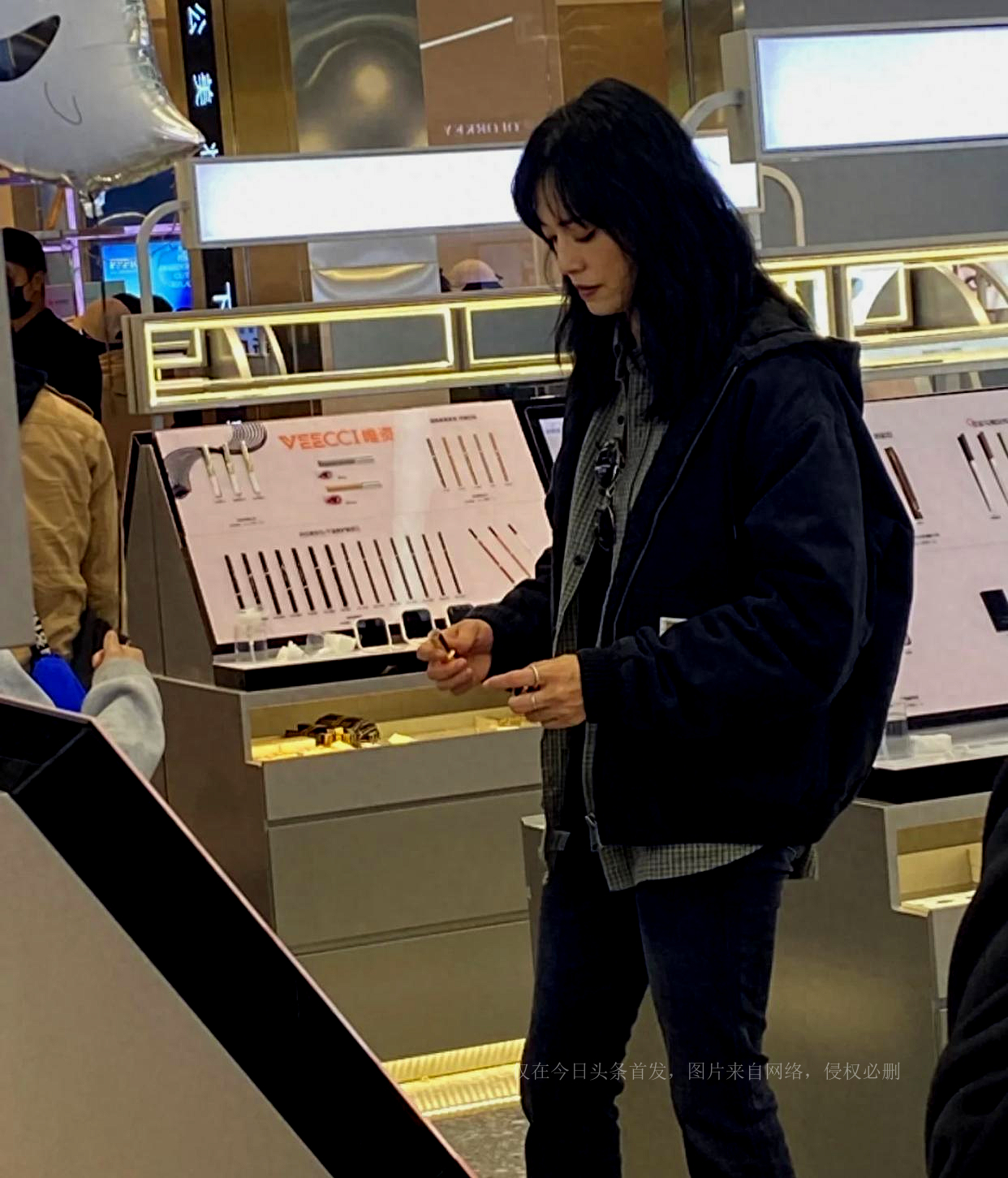 Crooked mouths, swollen faces, and stiff expressions put powerful ...