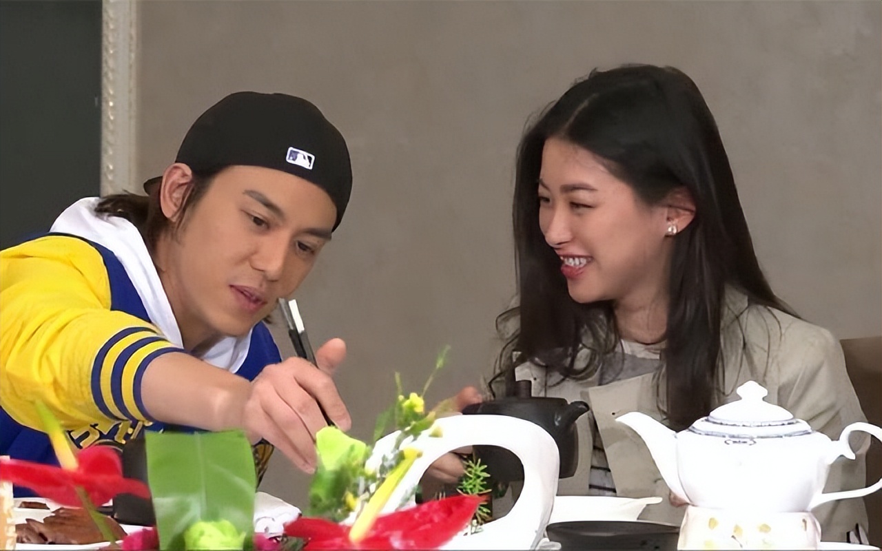 Chen Chuhe put his stinky feet on Zhu Zhu's lap, are they good friends ...