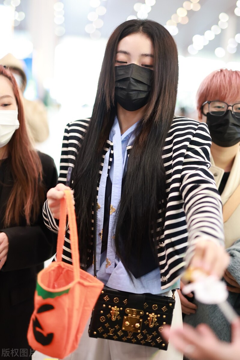 Yu Yan appeared at the Beijing Airport on Halloween and personally gave ...