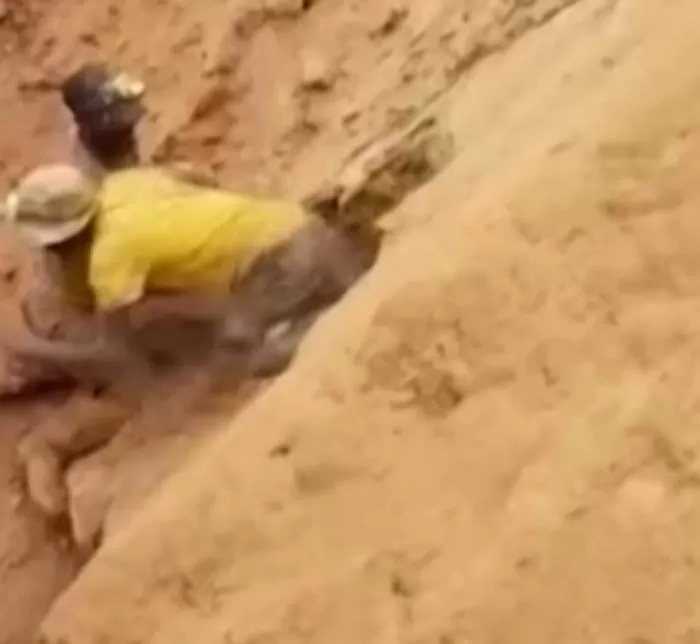A gold mine in Congo collapsed, and at the critical moment, workers dug ...