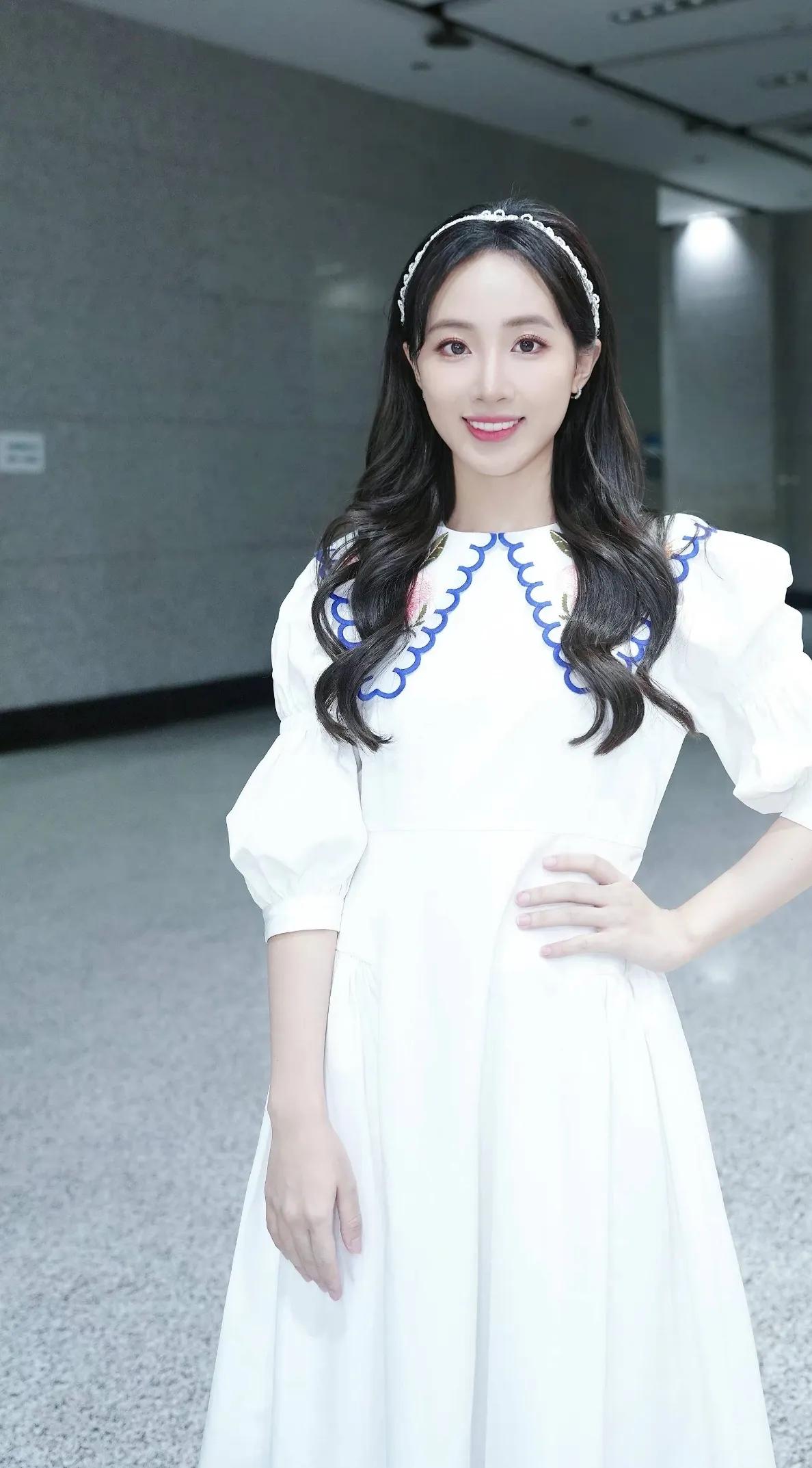 Temperament female singer Ye Jia - iNEWS
