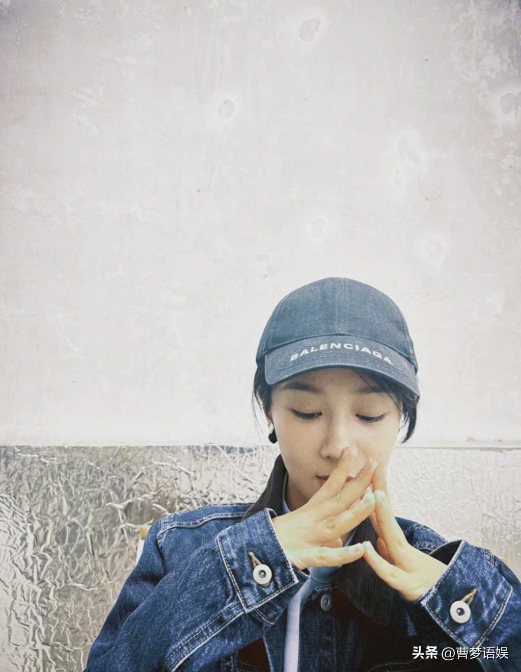 Yang Zisun's denim suit was photographed, and the hat brand was ...