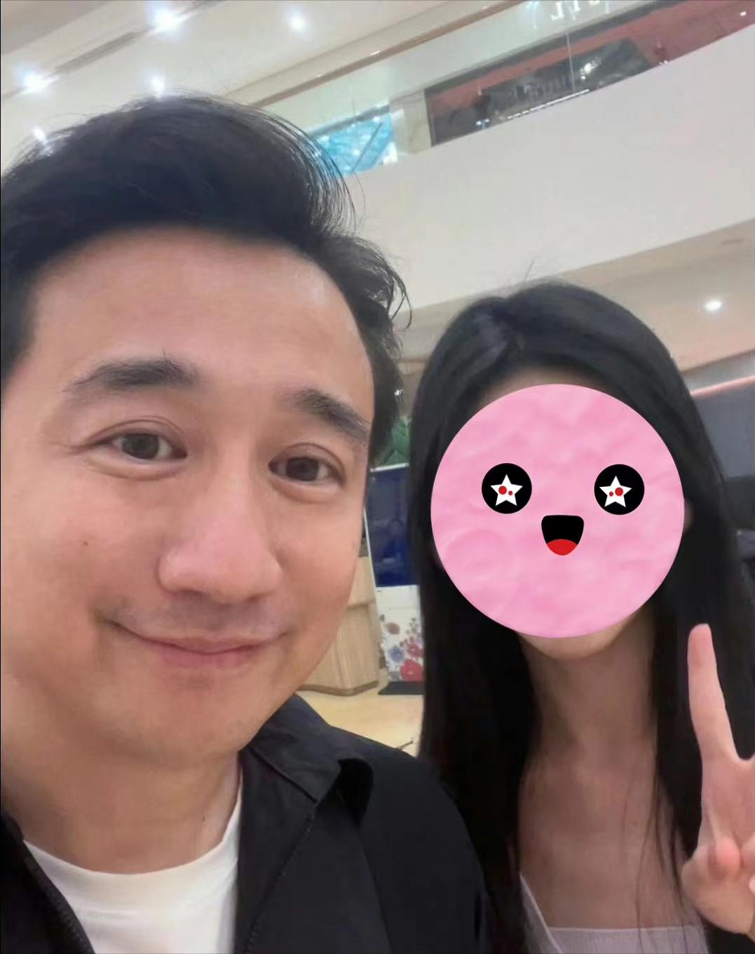 Huang Lei and Sun Li ran into each other on the streets of Hong Kong ...