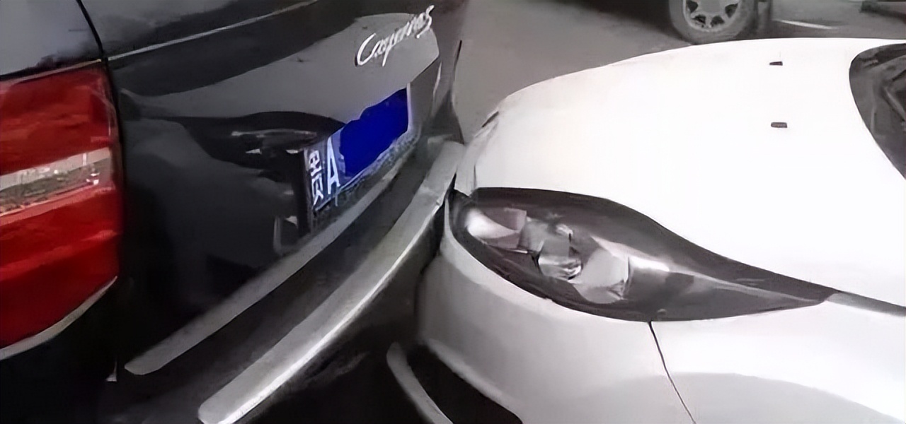 The car in front suddenly brakes sharply, causing a rear-end collision ...