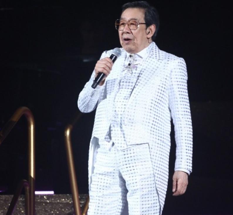 Hu Feng, the boss of the Hong Kong circle: Jacky Cheung kneels to thank ...