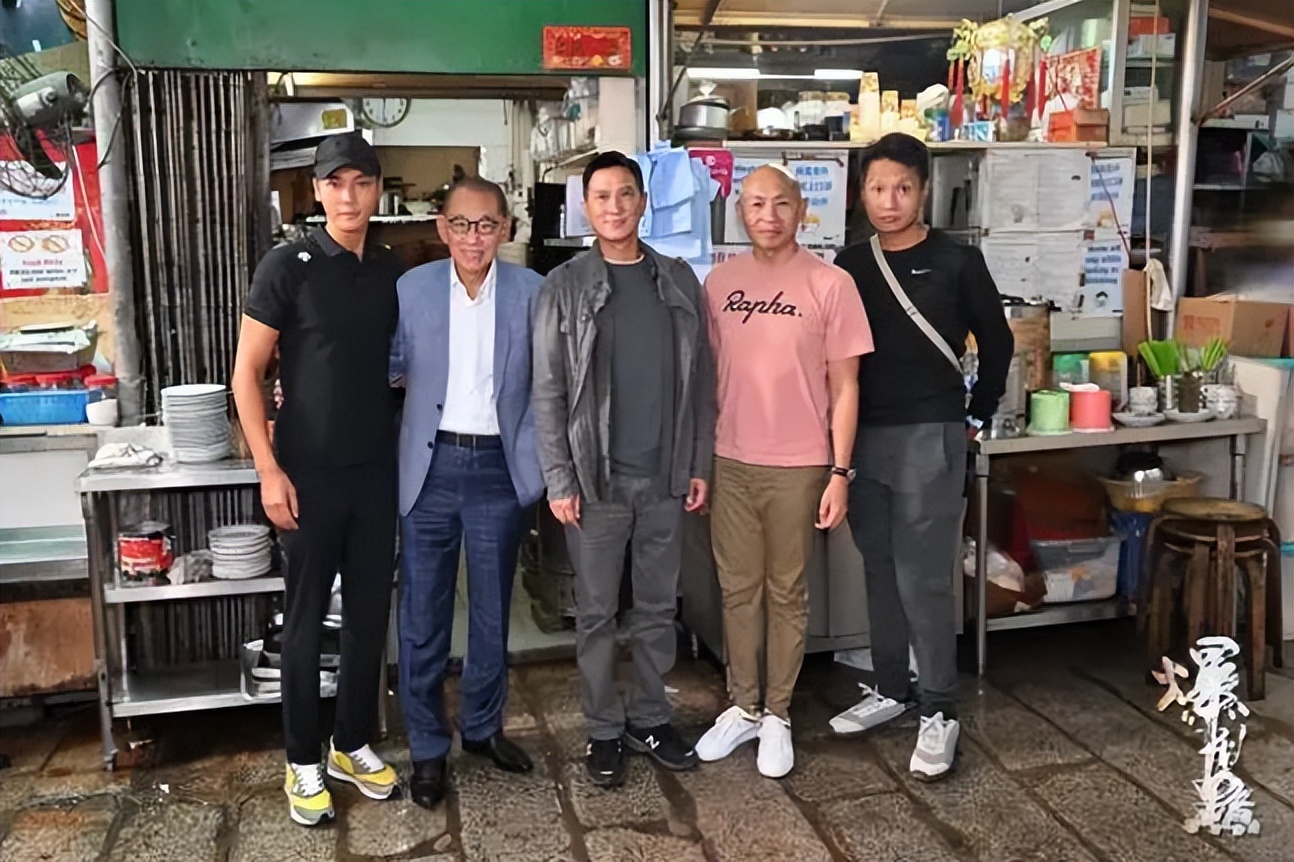 Liang Luoshi participated in the crew dinner and took a photo with Lin ...