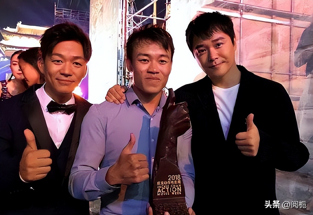 "Fake dedicated" traffic actor: lines become numbers, running, kneeling and relying on stand-ins ...