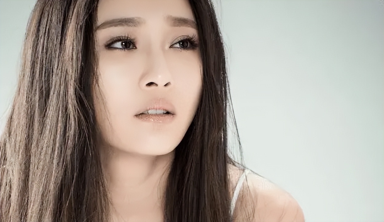 Does anyone remember Chen Bing in "The Voice"? The big melon is exposed ...