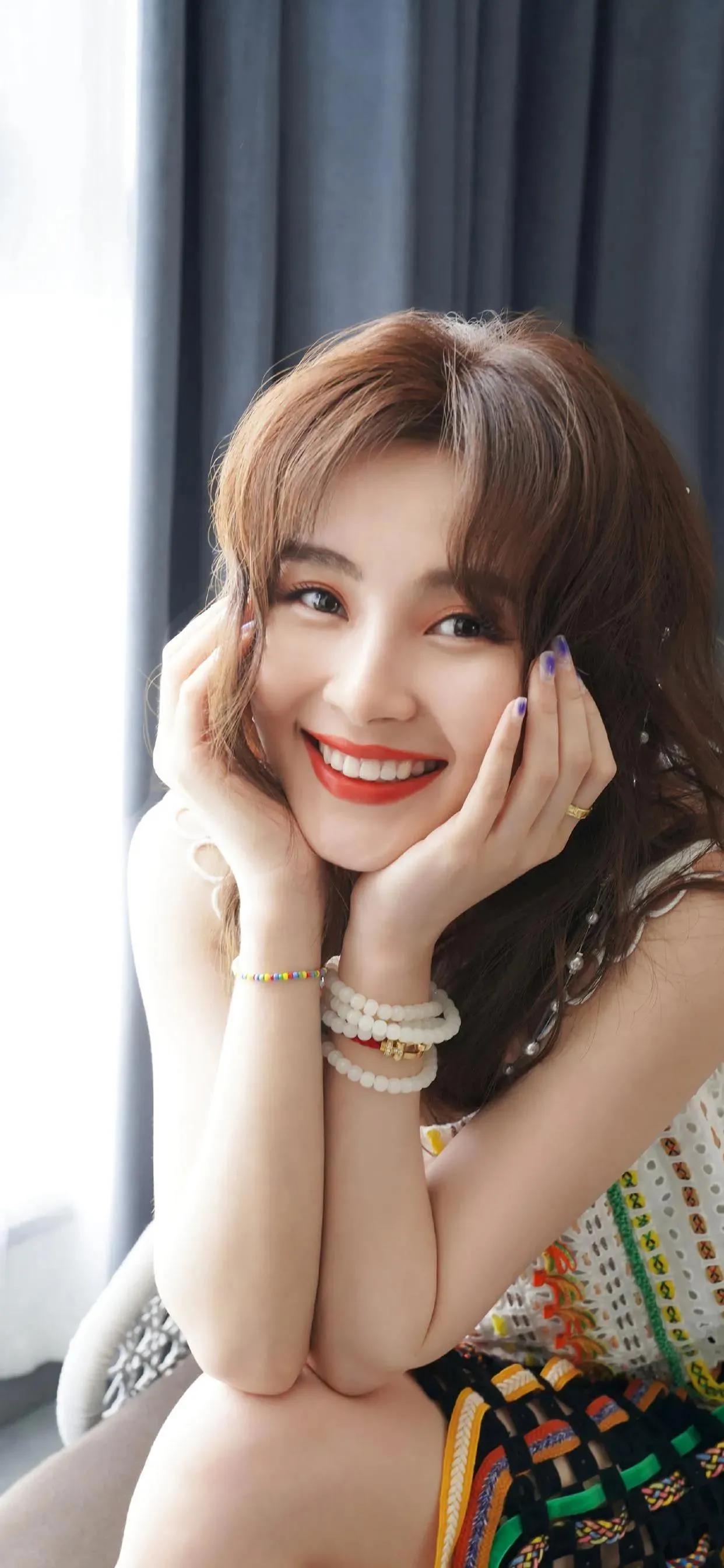 Beautiful star Lu Chen's photo is beautiful and her eyebrows are bright and beautiful - iMedia