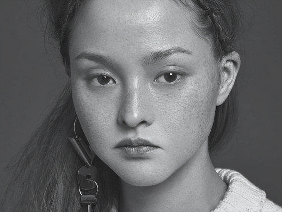 The world's shortest supermodel, also known as "pocket supermodel" - iNEWS