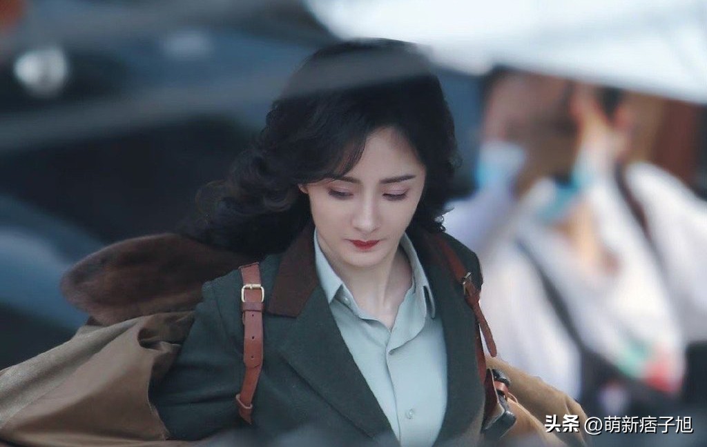 Yang Mi challenges a new role, the curly-haired military uniform ...