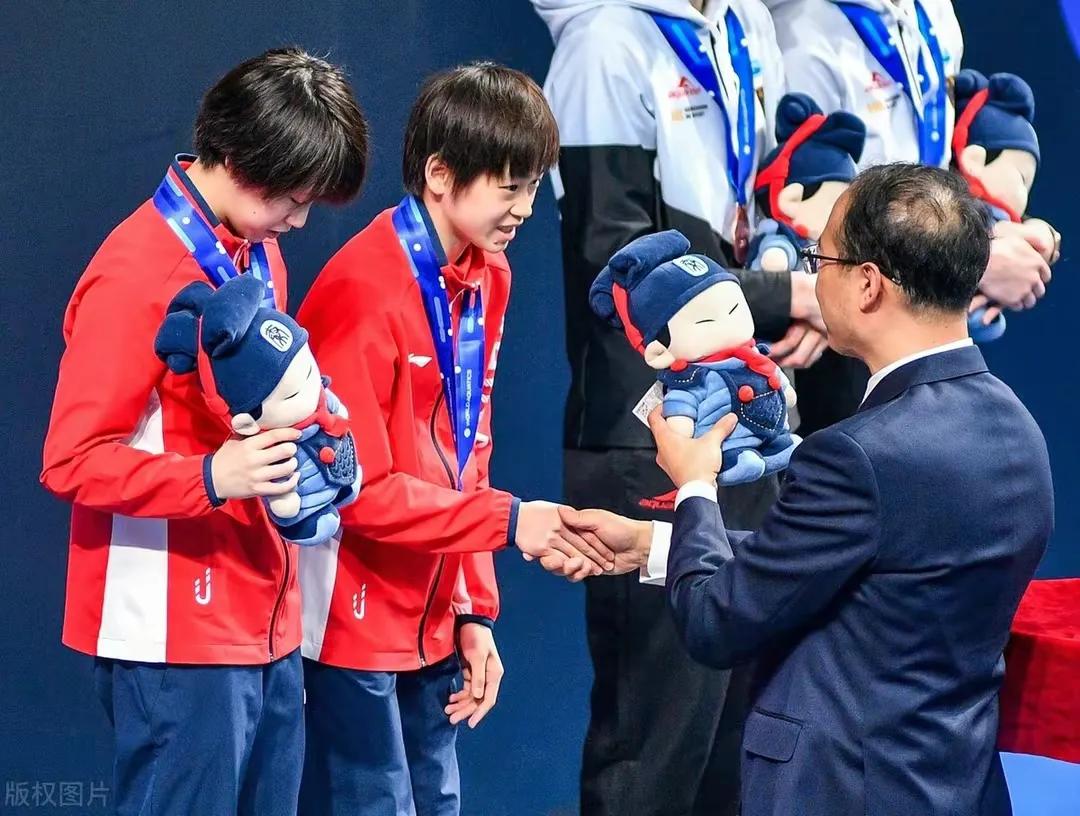 At 2:00 p.m. on the sports live broadcast, Quanhongcha officially ...