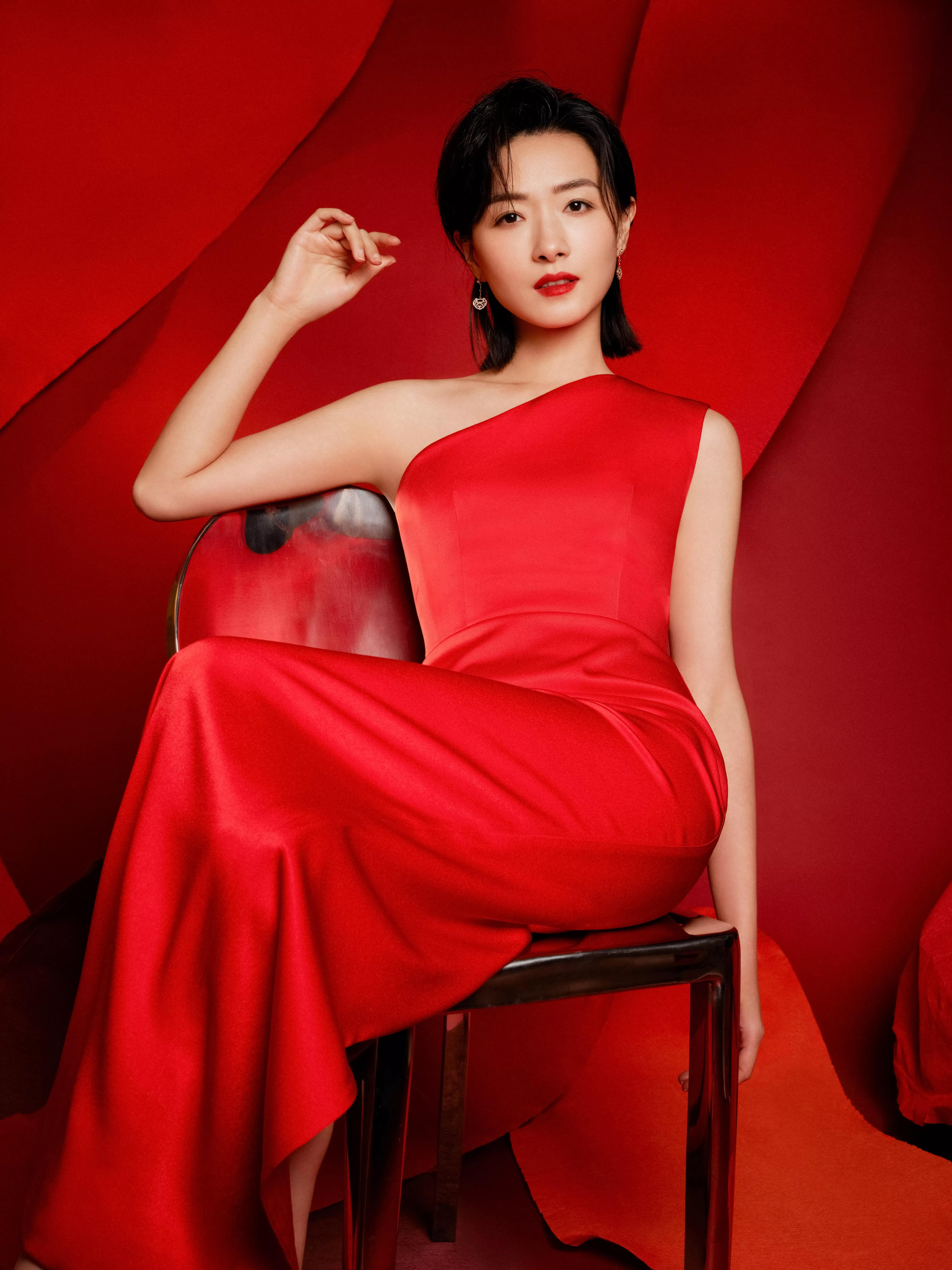 Wan Qian's photo, wearing a red dress, is exquisite and elegant ...