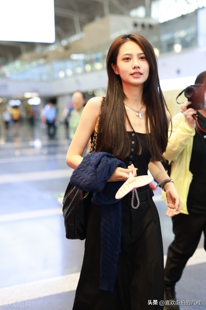 Exclusive: Jiang Peiyao's black look is gentle and sweet, departing ...