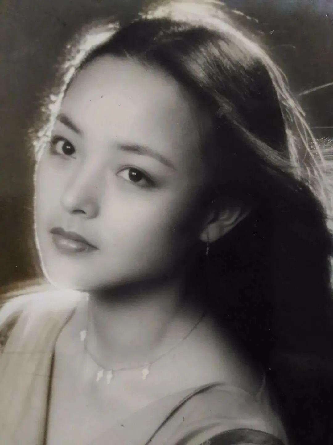 She looks like Teresa Teng and is as famous as Brigitte Lin. When she ...