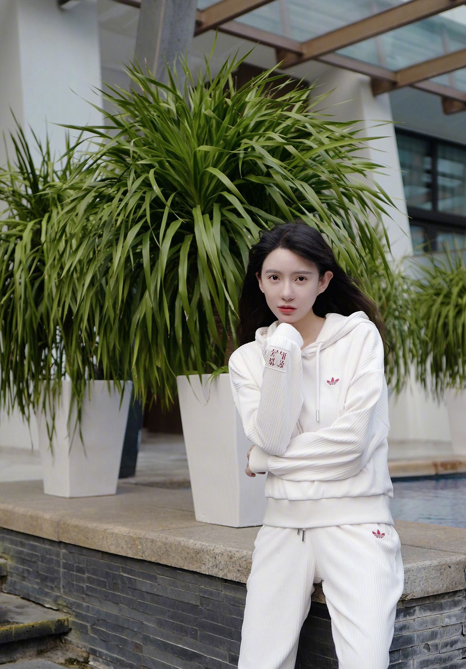 Liu Mengmeng white sportswear seaside elegant photo - iMedia