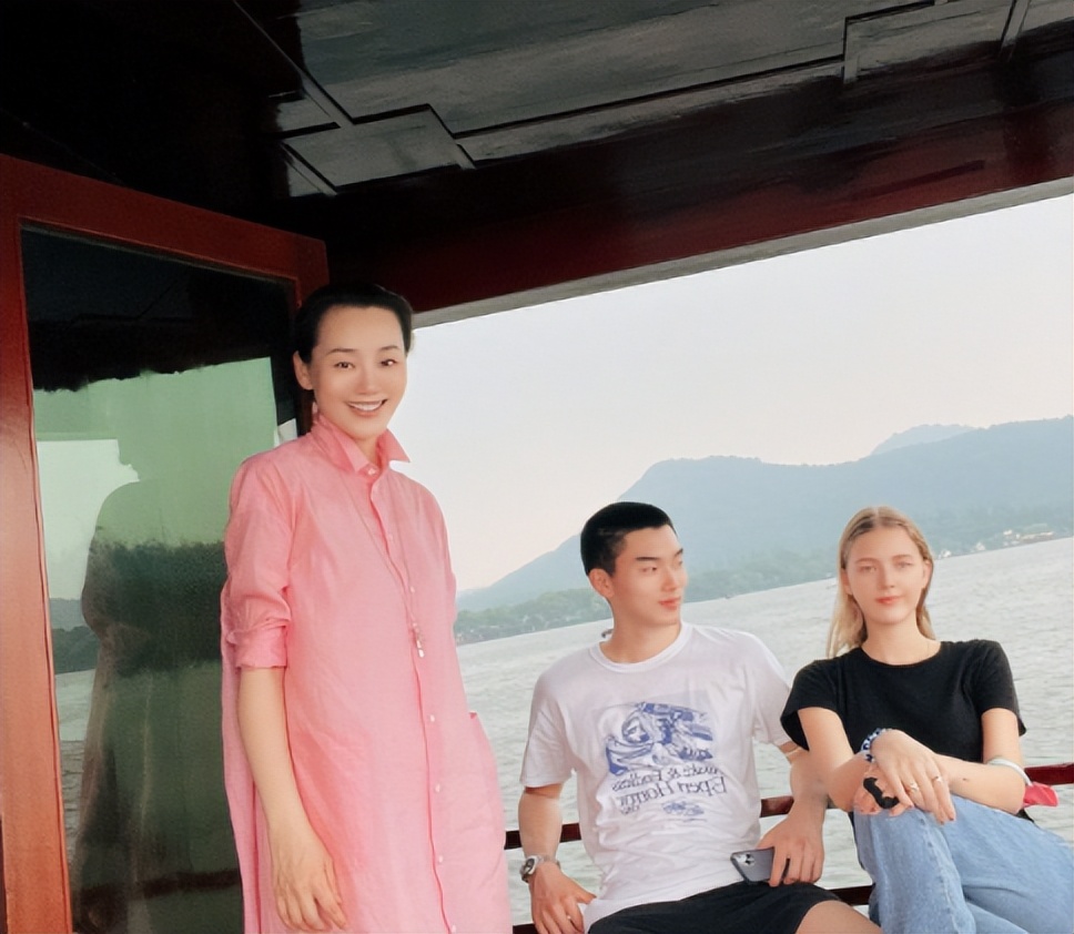 Lin Yilun's family goes out to play, and his wife can't hide her beauty ...