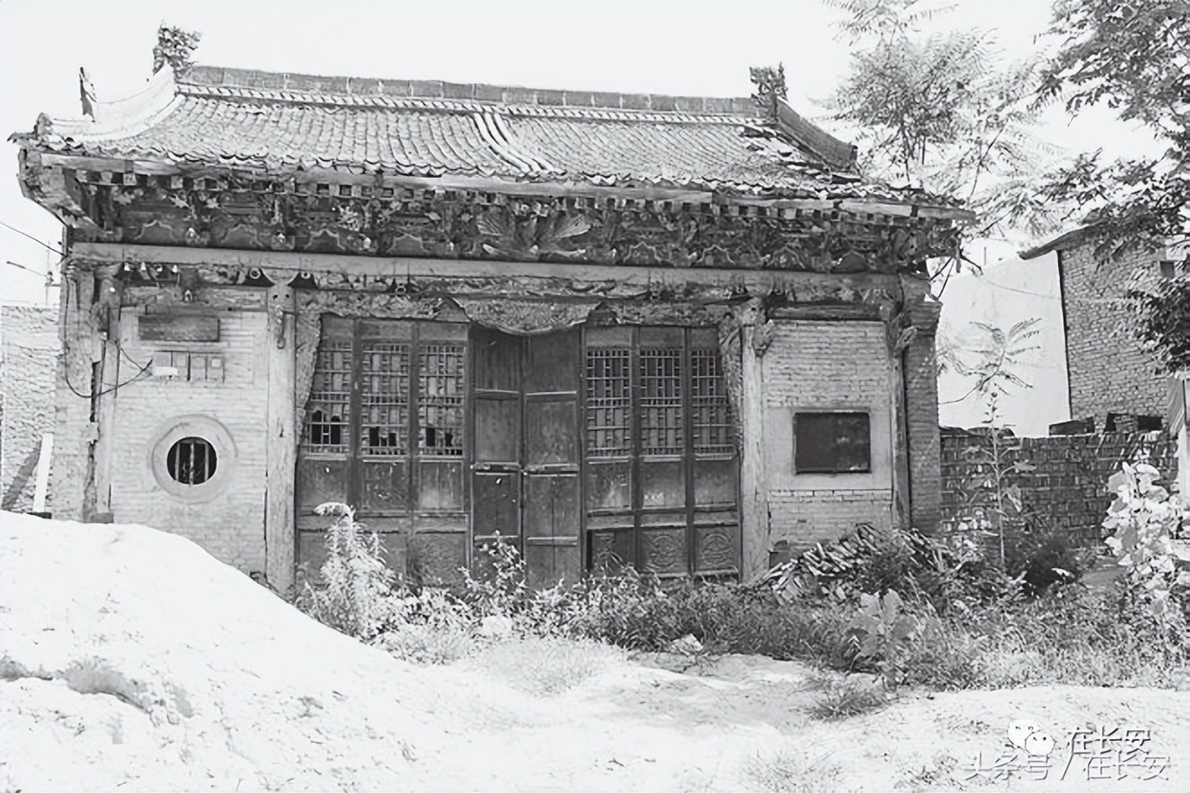 The gate of the City God Temple is opposite the theater, the ancient ...