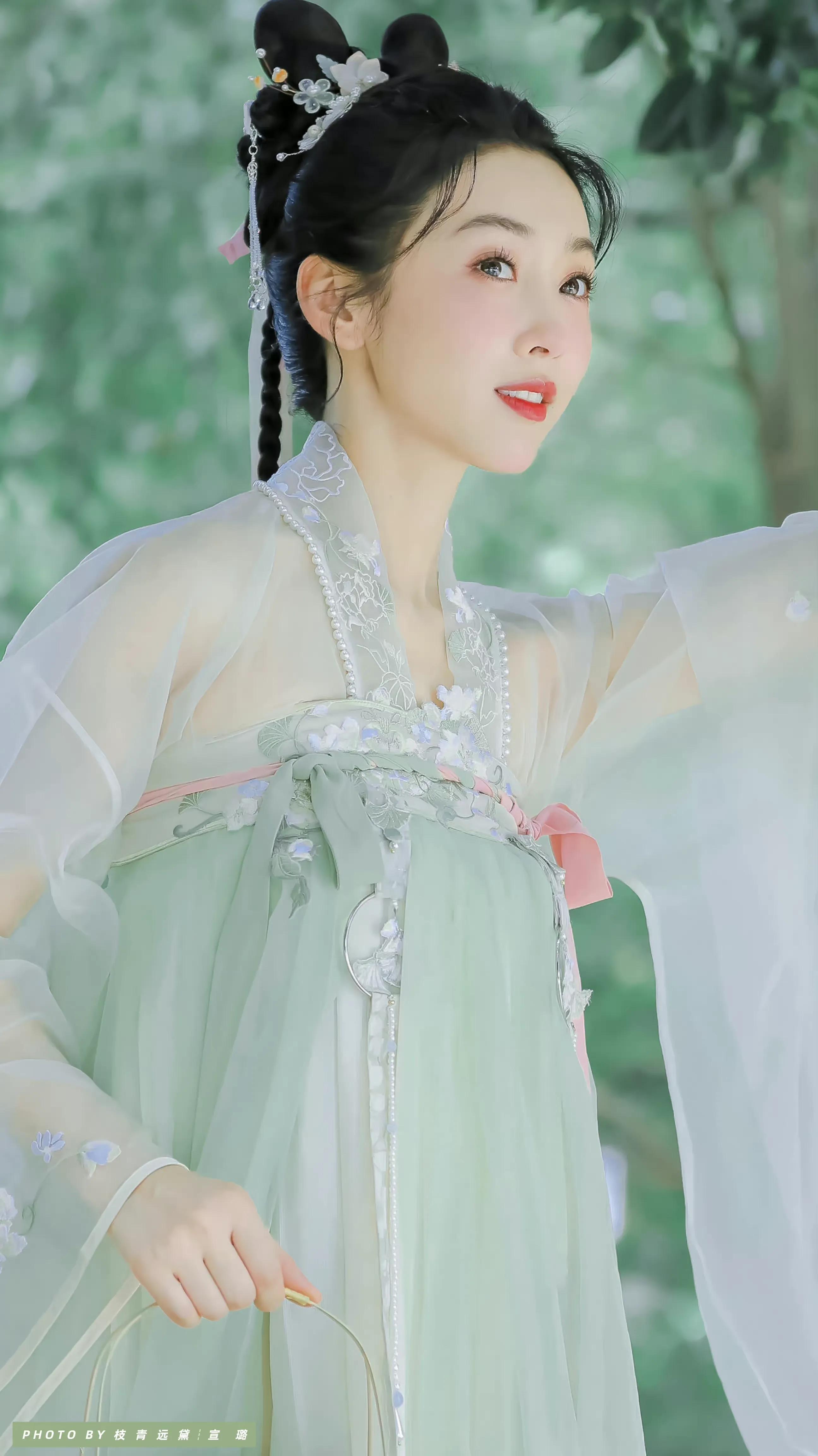 Xuan Lu's beautiful costume - iNEWS