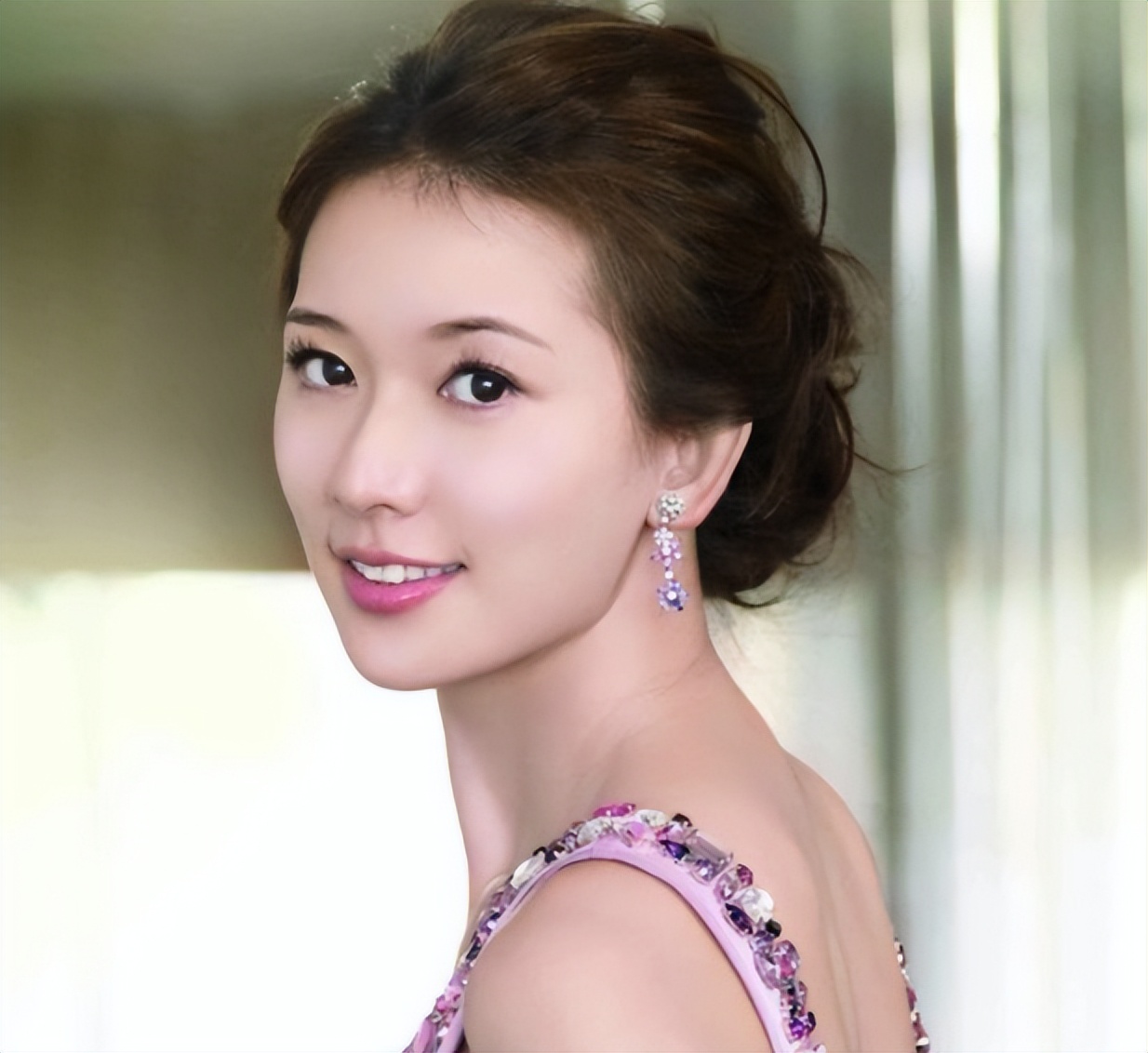 There is a kind of "plastic surgery" called Lin Chiling's marriage, and ...
