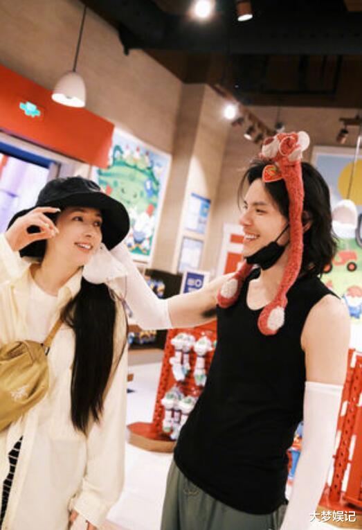 Guo Biting "clasped fingers" Xiang Zuo! A family of four went to ...