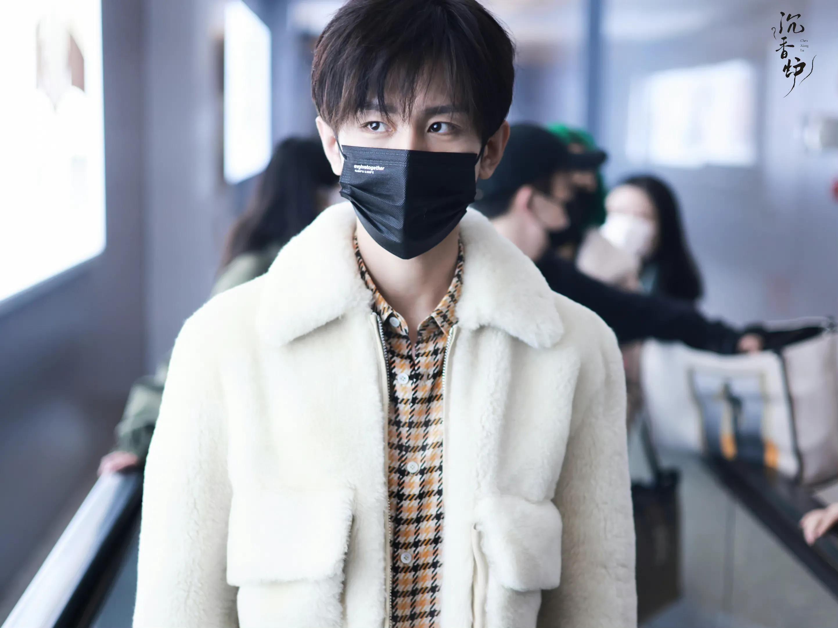 Cheng Yi set off for Paris Fashion Week, wearing an off-white top, so ...