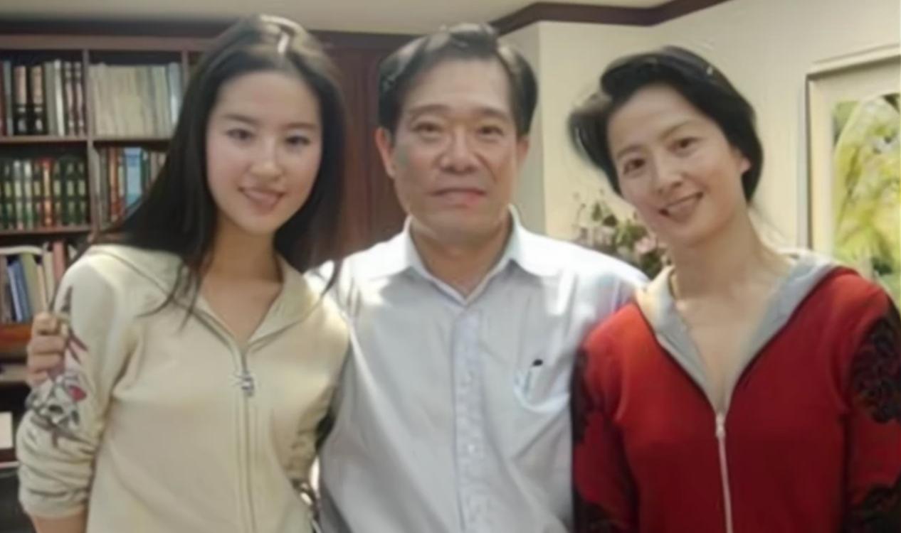 Looking at Liu Xiaoli 16 years later, she gave up her career and marriage for Liu Yifei. Is life ...