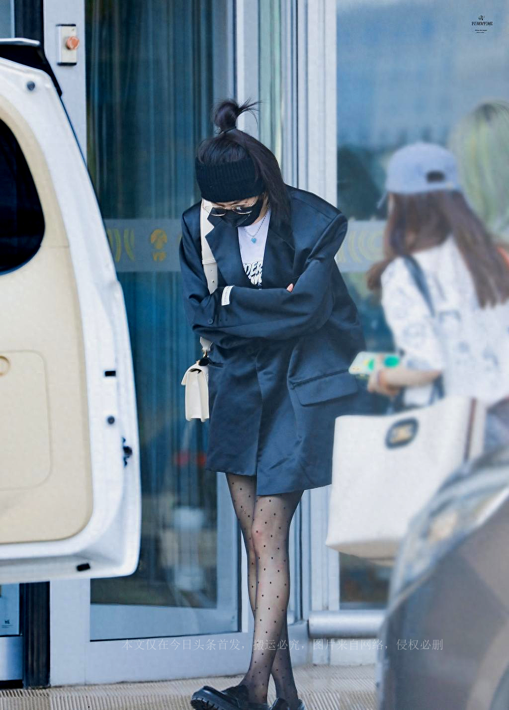 Yang Mi appeared at the airport without makeup, wearing black stockings ...