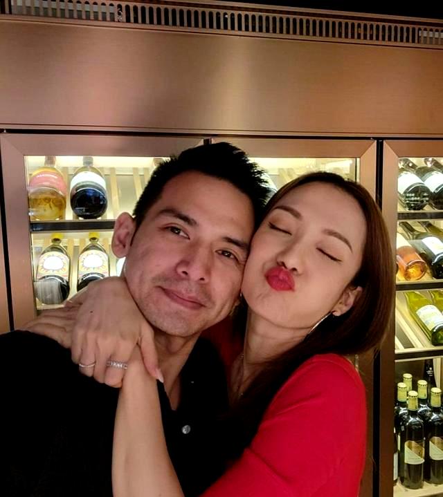 Wang Junxin and his wife celebrated their birthday romantically and kissed sweetly while taking ...