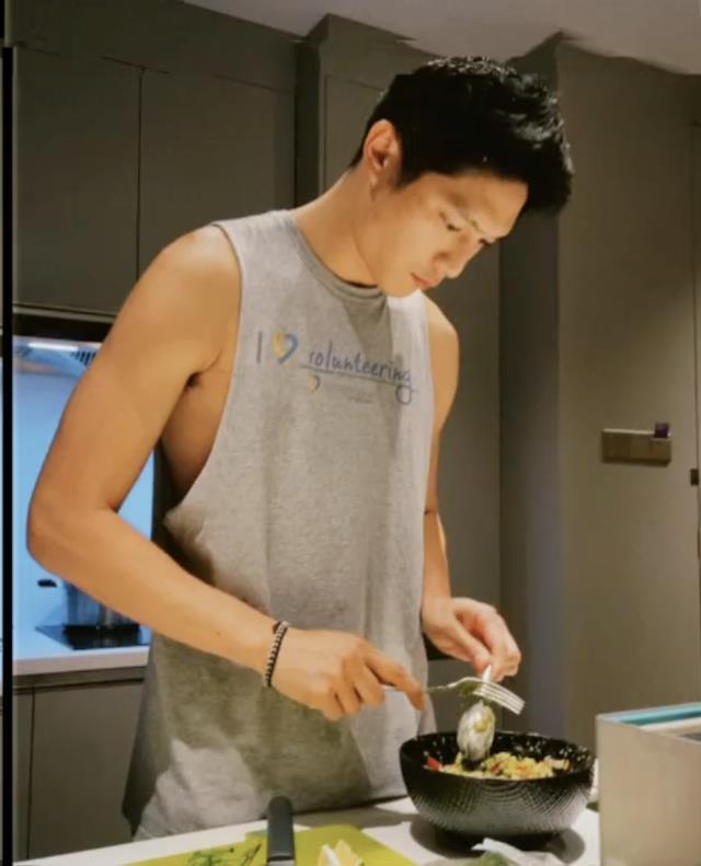 After-sales service is in place! Wang Ziwen secretly filmed Wu Yongen cooking for her in person ...