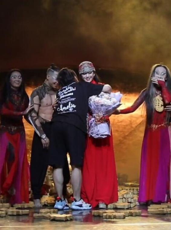 Yang Liping was knocked down by a male fan during the curtain call on ...